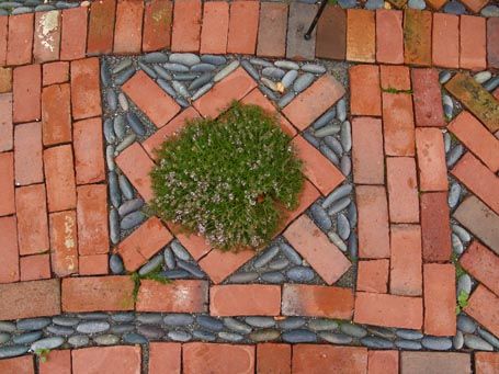 Design snapshot: Pleasing pavers and plantings - Fine Homebuilding