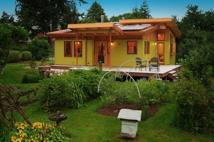A tiny Oregon house reaches beyond its walls to embrace the outdoors ...