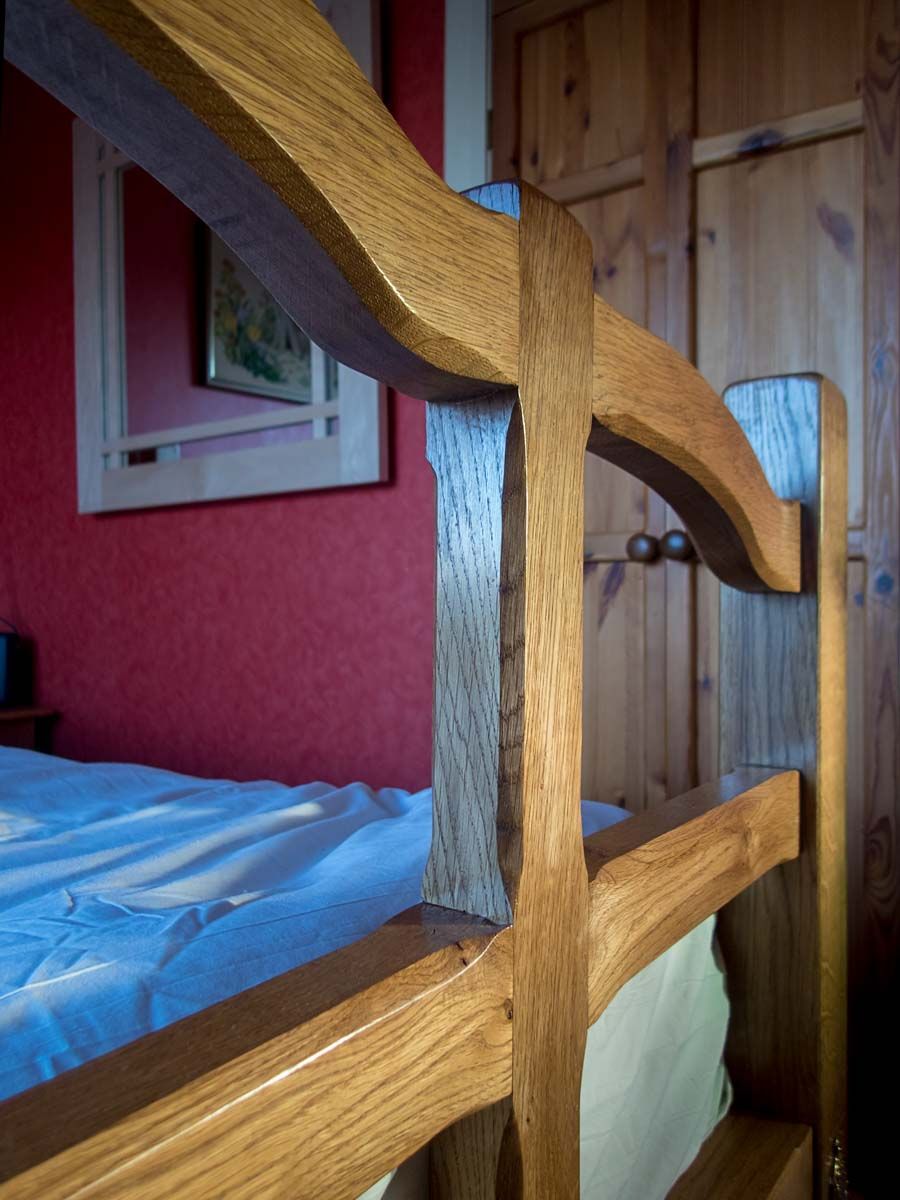 A Cotswold A & C style oak bed - FineWoodworking
